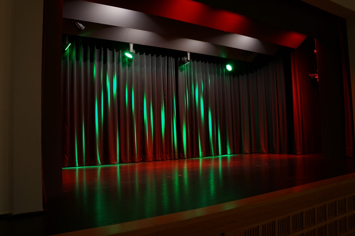 Neue LED-Lichttechnik für die Stadthalle Roding | Professional System