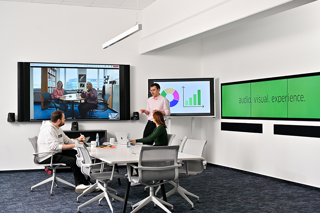 Intelligentes Multi-Kamera-Tracking für hybride Meetings – live im ...
